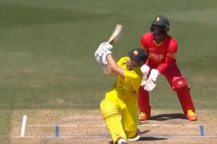 David Warner makes a robust connection on the slog sweep - Guerilla Cricket