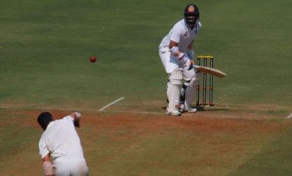 Watch the indefatigable Hanuma Vihari bat left-handed due to injury ...