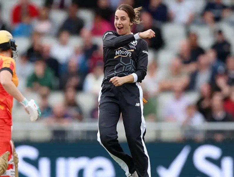 Tailender Charis Pavely slogs wildly to lose her stumps - Guerilla Cricket