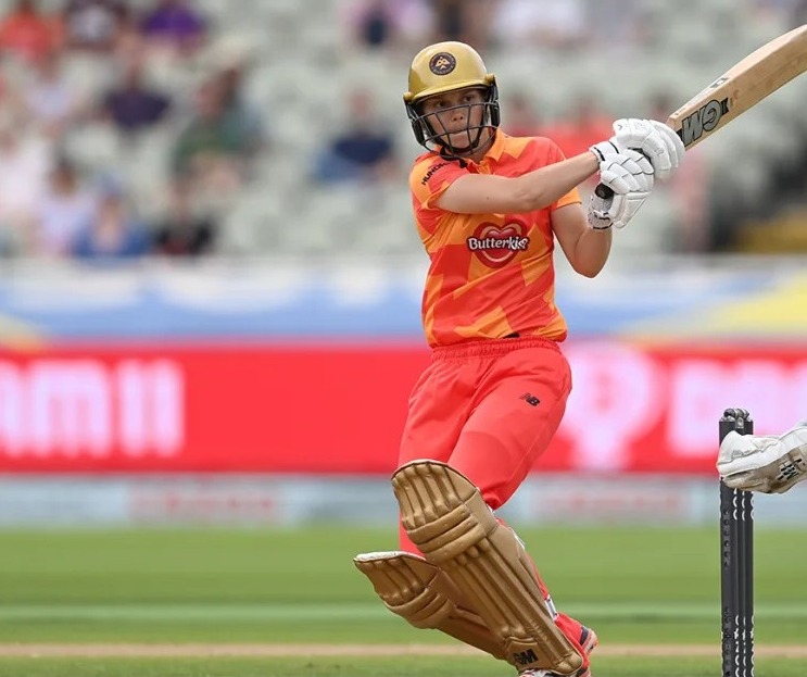 Keeper-bat Amy Jones trapped plumb on 7 - Guerilla Cricket