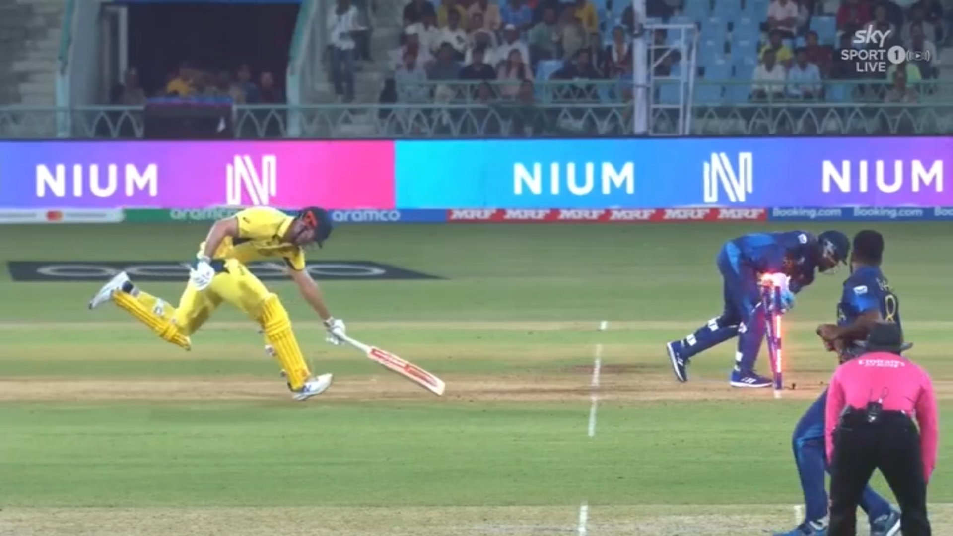 Karunaratne's bullet throw finds Marsh out of his ground - Guerilla Cricket