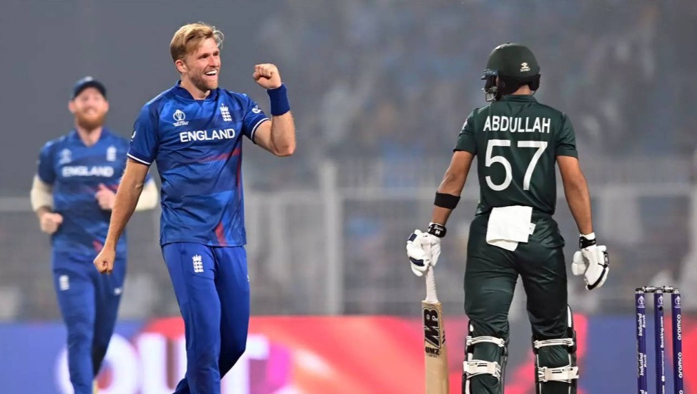 Abdullah, Zaman fall cheaply after England post 337/9 - Guerilla Cricket