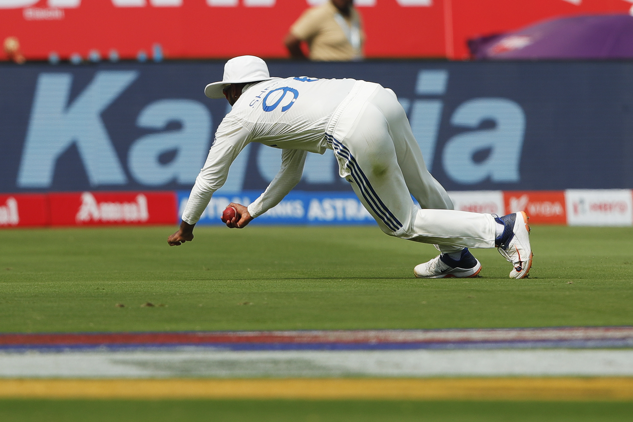 Shreyas Iyer takes an excellent catch running backwards - Guerilla Cricket