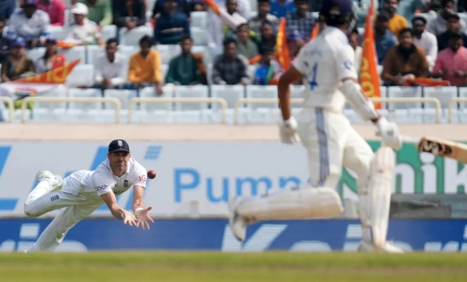 James Anderson dives forward to hang onto a superb catch - Guerilla Cricket