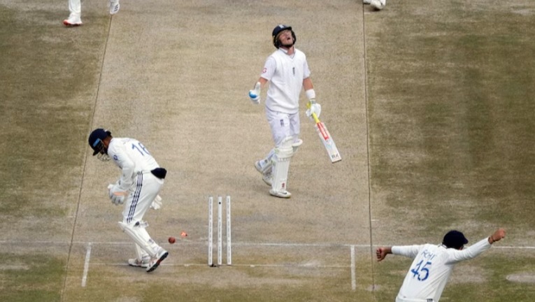 Kuldeep Yadav pulls his length back to have Ollie Pope stumped ... Kuldeep Yadav pulls his length back to have Ollie Pope stumped ...